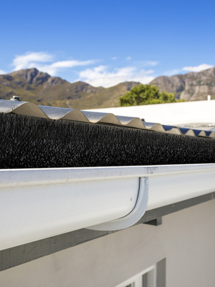 VEVOR Gutter Guard Brush with 15 FT Length Bristle, 4.33"(Dia) Gutter ...